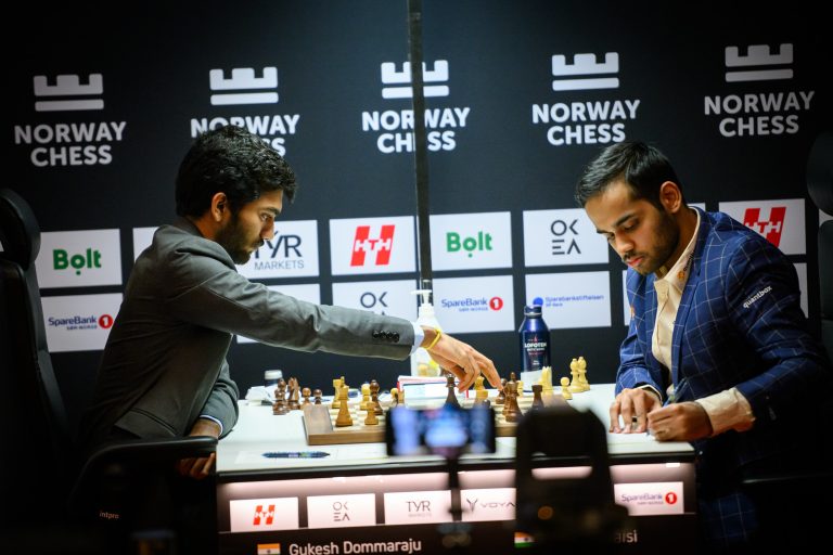 How To Play Chess Online: A Beginner's Guide (8 Chapters)
